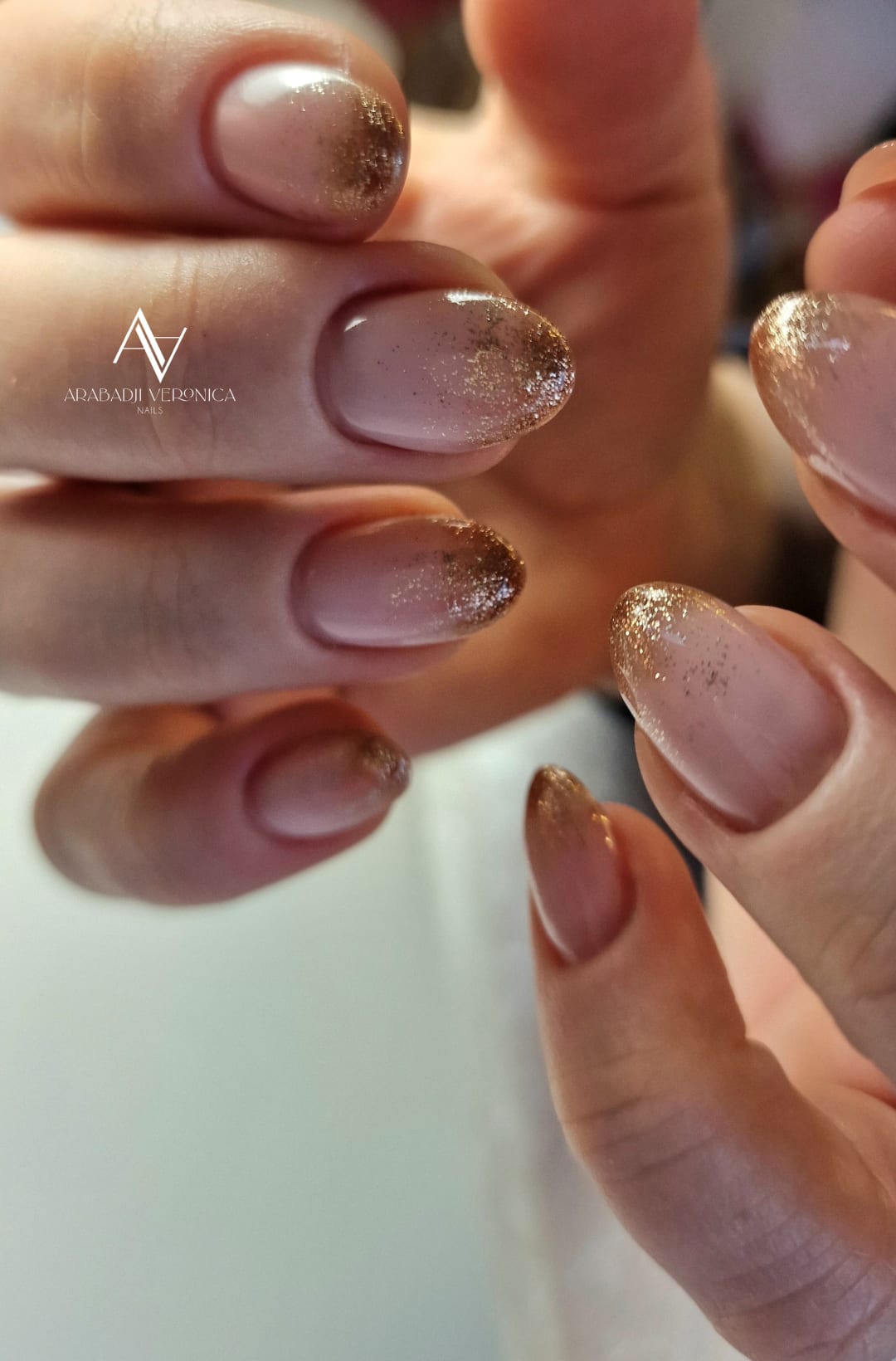 Arabadji Veronica nails - Se salongens ledige timer | Timma