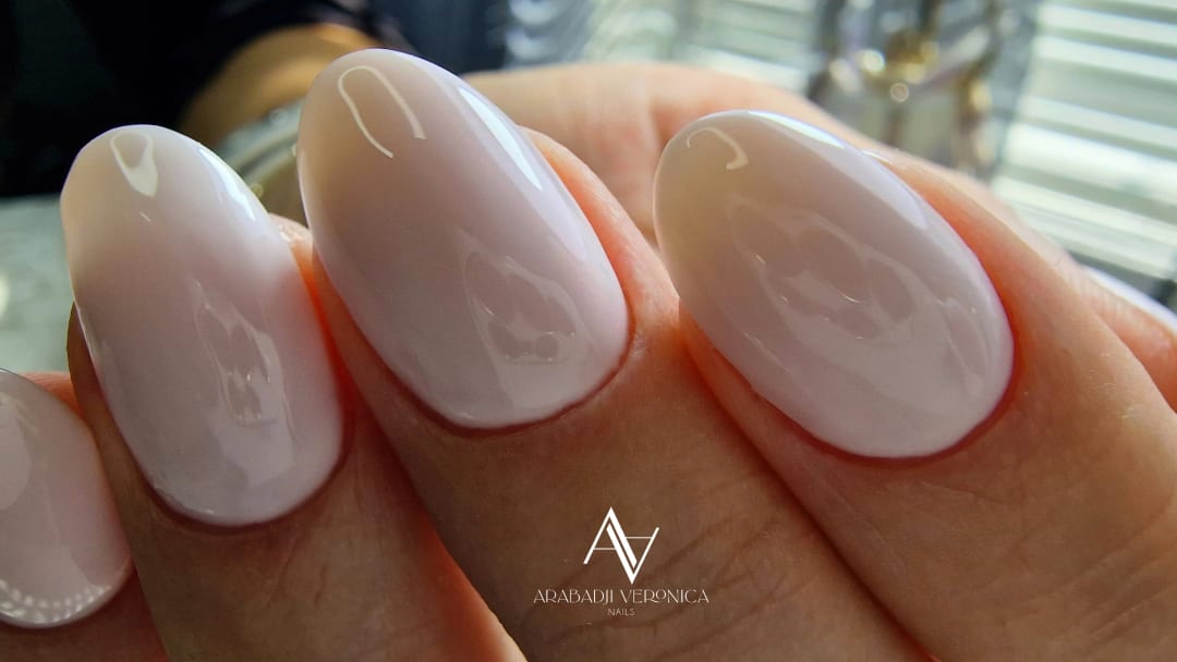 Arabadji Veronica nails - Se salongens ledige timer | Timma